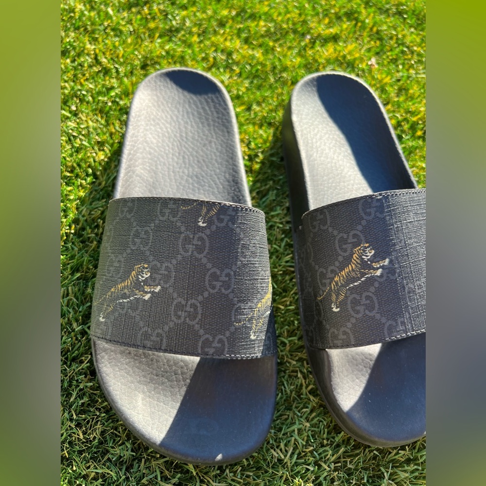 Gucci Men's Pursuit Printed Tiger Slide Sandals - Gem